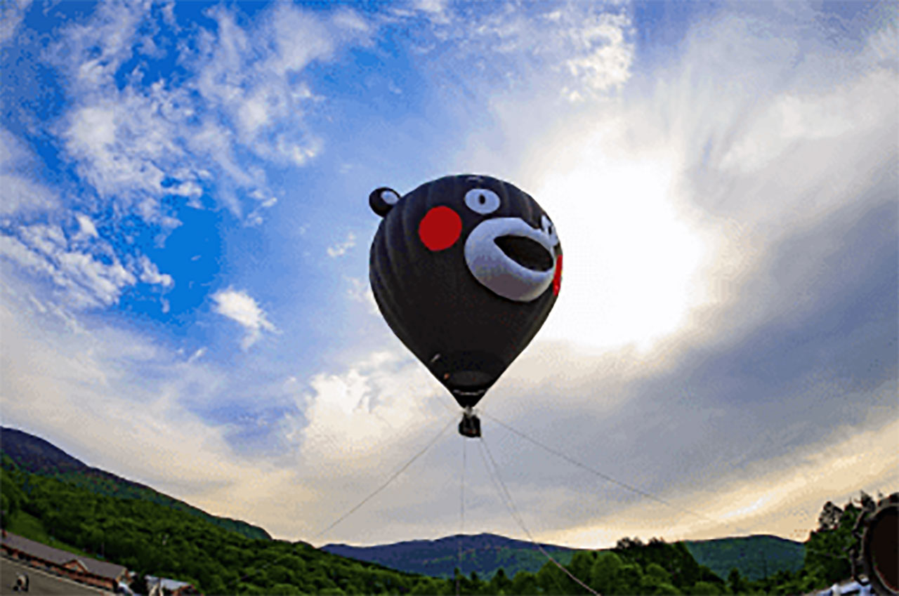 A hot air balloon with Kumamon appears at Yunohana Onsen (hot spring ...