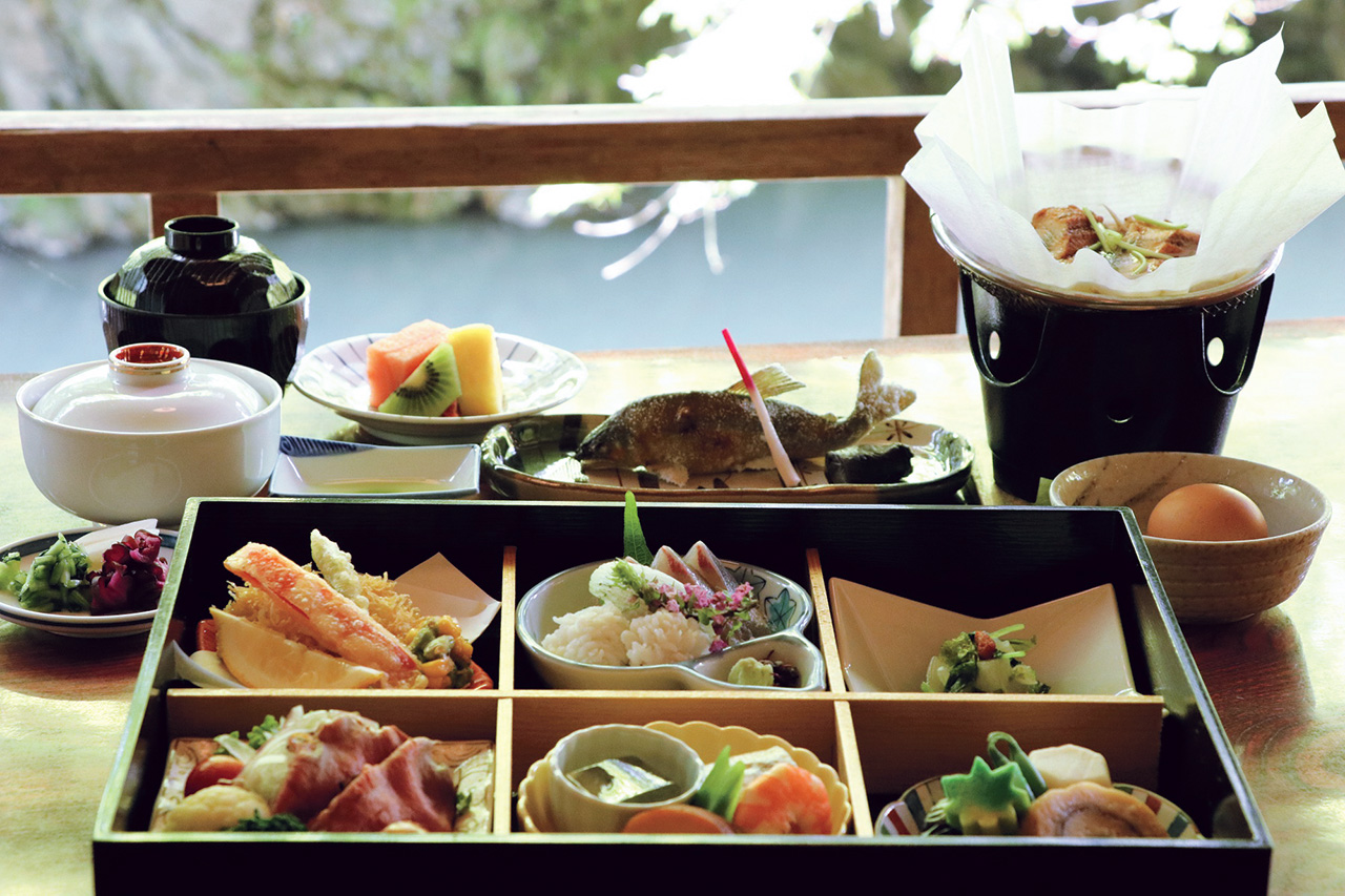 高雄の[もみぢ家別館 川の庵]でホタルと京舞に見惚れる特別な時間を | Leaf KYOTO