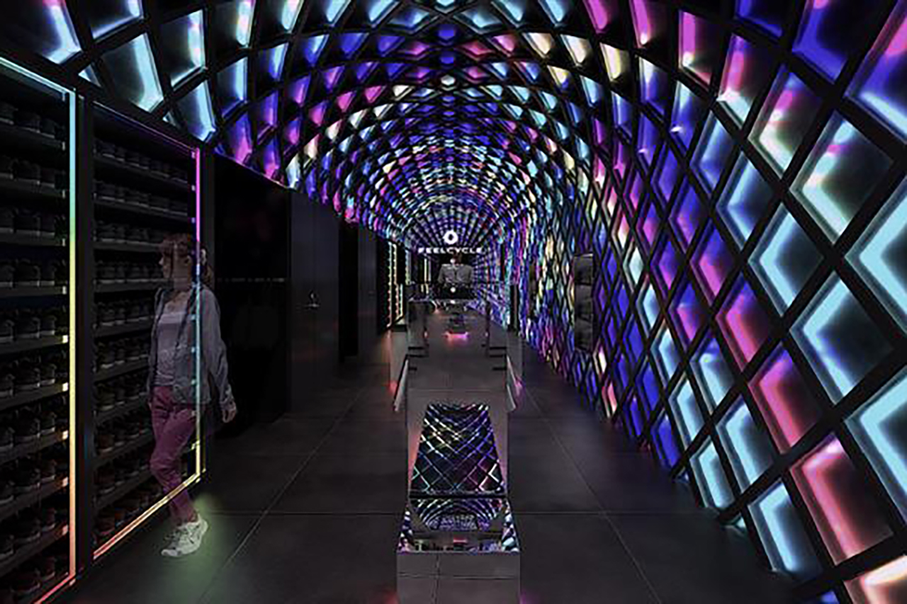 暗闇の中で、迫力ある映像と音楽でエクササイズ！ [FEELCYCLE 京都河原町]が4月28日オープン | Leaf KYOTO