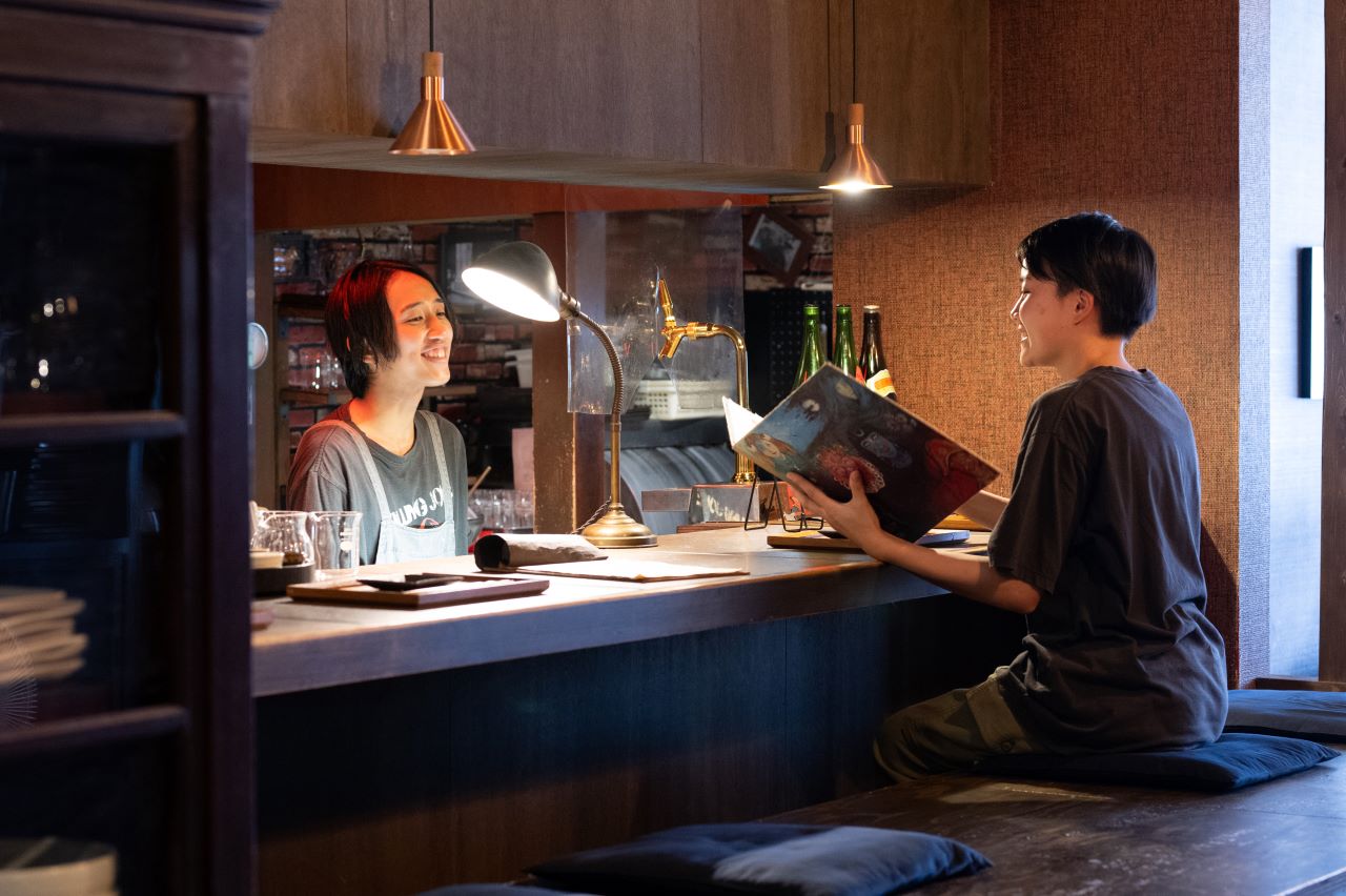 四条にある街角レトロ[一献うるうる（いっこんうるうる）]で日本酒とおばんざいを | Leaf KYOTO