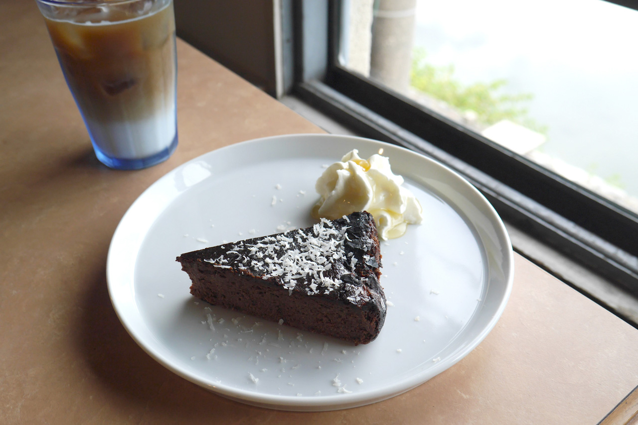 鴨川を眺めながら過ごす至福のチョコレートタイム[THE SMILE CHOCOLATE Cafe ＆（ザ スマイル チョコレート カフェ ...